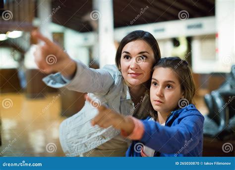 Madre E Hija Disfrutando De Exposiciones De Siglos Anteriores Foto De