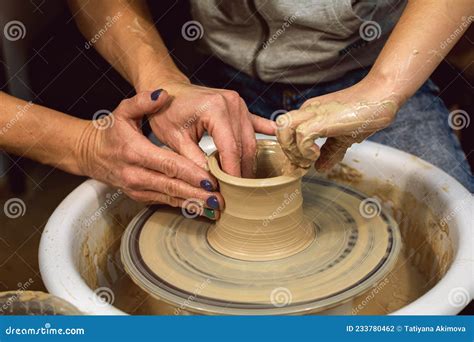 Clase Maestra Sobre El Modelado De Arcilla En Una Rueda De Alfareros