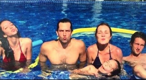 Adriana Esteves e Vladimir Brichta posam os três filhos na piscina