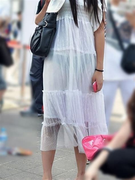 画像ありスケスケな薄っすいスカートを履いてパンツが見えているドスケベ女さんwwwwwwww ワッフル