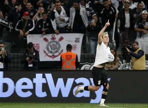 Róger Guedes avalia vitória do Corinthians sobre o Água Santa pelo