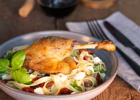 Cuisses de canard confites sur lit de tagliatelles à lail et au feta