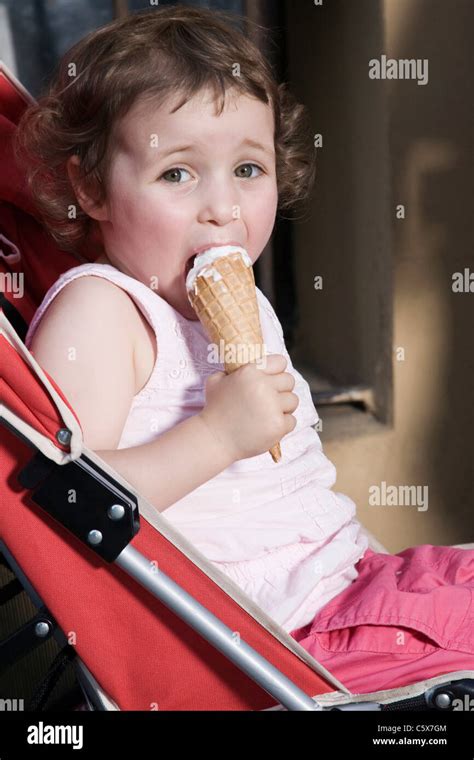 Trois Personnes Mangeant Des Glaces Banque De Photographies Et D
