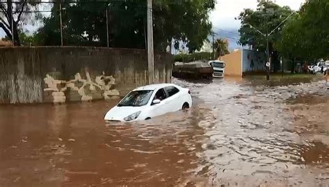 Chuva intensa transborda córrego causa alagamentos e deixa carros