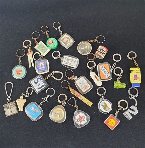 Lot de 26 Porte clef vintage publicitaire années 60s Label Emmaüs