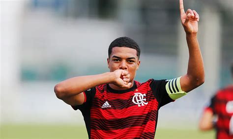 Flamengo avança na renovação cria do Ninho