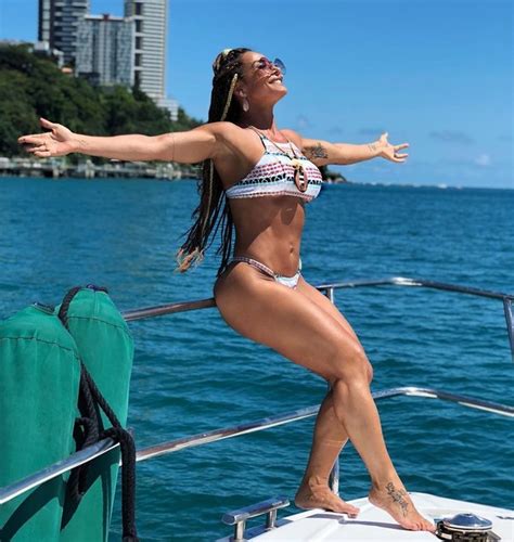 Scheila Carvalho exibe corpo sarado e bronzeado em dia de aniversário
