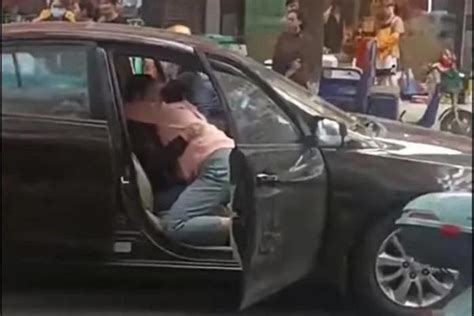 Vụ đánh ghen hiếm có Vợ ôm nhân tình của chồng khóc nức nở 2sao