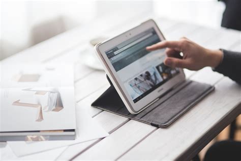 Banco de imagens computador escrevendo trabalhos mão homem
