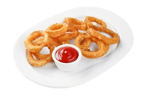 Plato Con Aros De Cebolla Empanados Fritos Y Ketchup Sobre Fondo Blanco