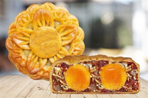 Một bánh trung thu thập cẩm trứng béo gần bằng 3 tô phở VOZ