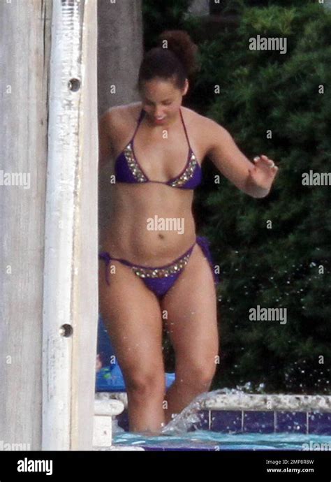 Alicia Keys Shows Off Her Post Baby Bikini Body During A Poolside Break