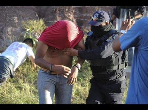 Policías persiguen golpean y detienen a normalistas de Ayotzinapa