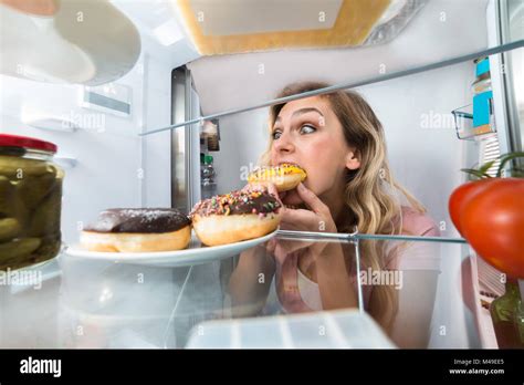Frau Die Donut Isst Fotos Und Bildmaterial In Hoher Auflösung Alamy