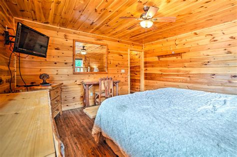 New Spacious Gatlinburg Cabin Hot Tub Theater In Gatlinburg W 4