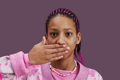 Una Adolescente Negra Cerrando La Boca Ante La C Mara Contra Un Fondo