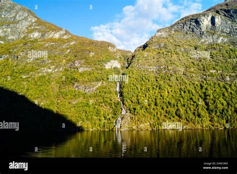 Avec un bateau de croisière à travers le célèbre fjord Geiranger Photo