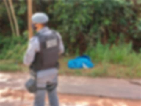 IMAGENS FORTES corpo 34 perfurações é encontrado dentro de lona no
