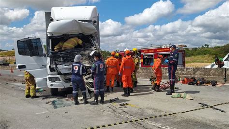 Batida entre caminhões deixa motorista preso às ferragens na BR 101 em