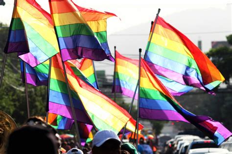 A origem do 28 de junho Dia Internacional do Orgulho LGBTQIA Alô