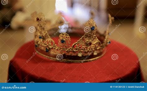 Casarse Las Coronas Y Las Cualidades De La Iglesia Para La Boda Primer