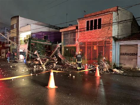Caminhão de lixo derruba poste e deixa moradores sem energia na