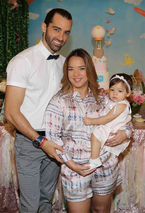 Alaia cautiva a todos bailando con su papá