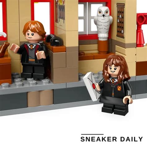 Lego Hogwarts Express Train Set With Hogsmeade Station 76423
