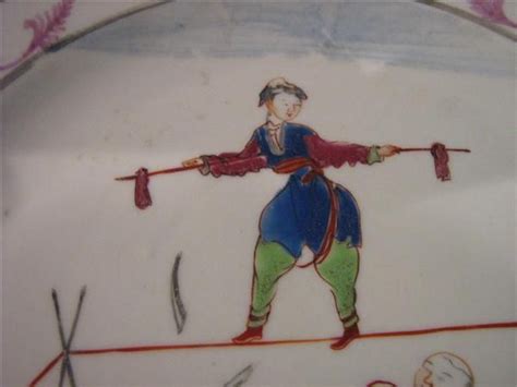 Paire dassiettes en porcelaine de la famille rose au décor de