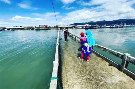 Jembatan Terendam Banjir Rob Akses Keluar Masuk Pulau Pusaran Putus