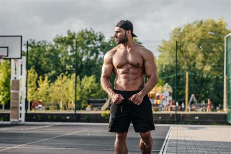 Deportista Sexy Fitness Posando En Un Campo Deportivo En Topless