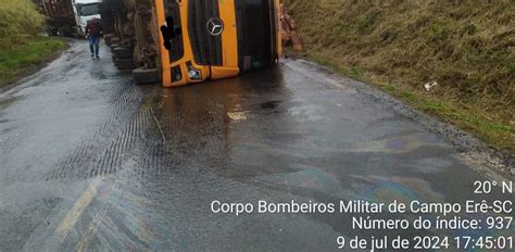 Caminhão carregado toras tomba entre Campo Erê e Marmeleiro