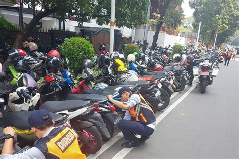 Dishub Jaksel Bakal Razia Parkir Liar Di Jalur Sepeda Dan Trotoar Di
