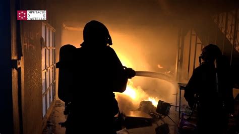 Incendio calcina una nave industrial abandonada en Vila real Vídeo
