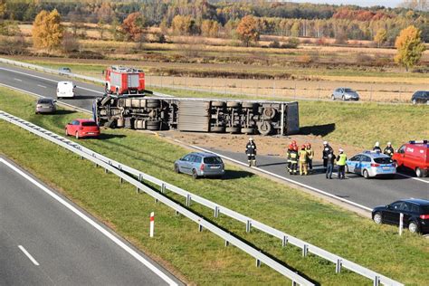 Wypadek tira na autostradzie A4 koło Tarnowa Jezdnia w kierunku