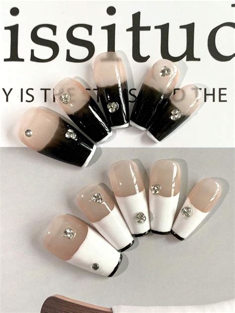 Este conjunto de diez piezas de arte de uñas portátil con forma de