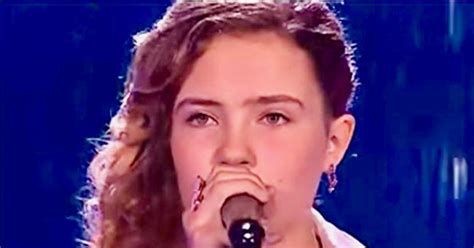 Une Jeune Fille Chante L Une Des Chansons Les Plus Dures Et