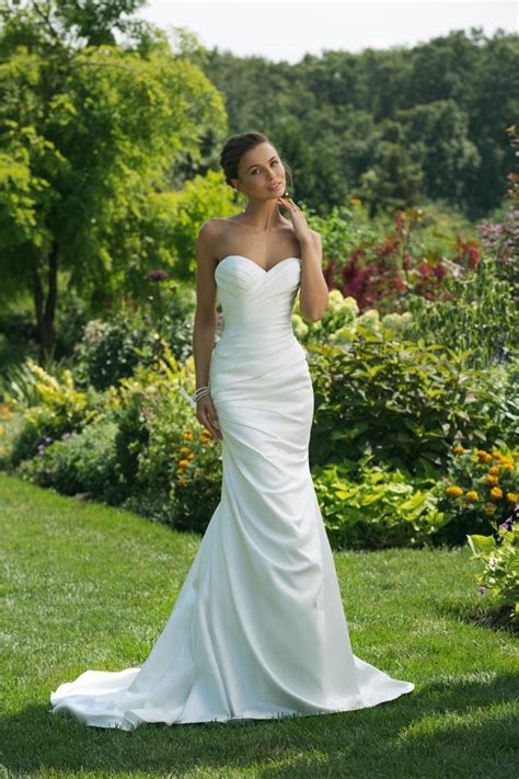 Cleanes weißes Brautkleid aus Satin im Fit and Flare Schnitt mit