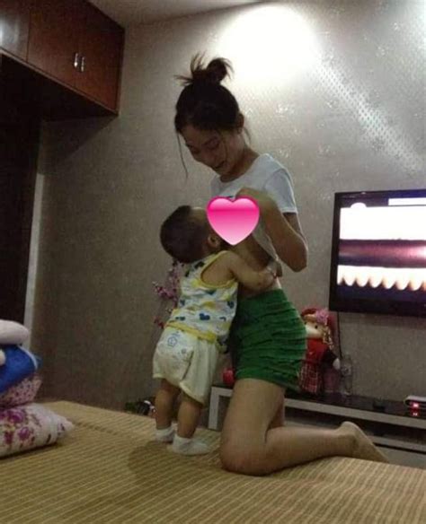 Cảnh mẹ trẻ vén áo cho con bú không kịp ngồi khiến chị em bỉm sữa thấy