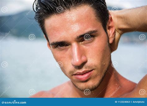 Sortir Beau De Jeune Homme De L Eau Avec Les Cheveux Humides Image