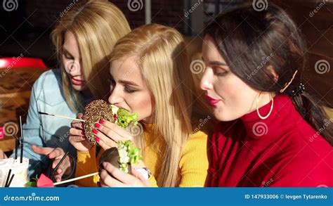 Primer De Tres Chicas J Venes Felices Que Se Divierten Que Come Las