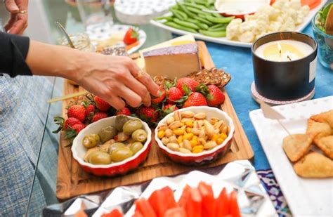 Una Mesa Llena De Comida Que Incluye Fresas Aceitunas Y Queso Foto