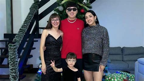 Dani Flow presume foto navideña a lado de su esposa hija y novia La