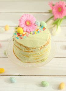 Naked cake d iPasqua con crema chantilly al tè Matcha
