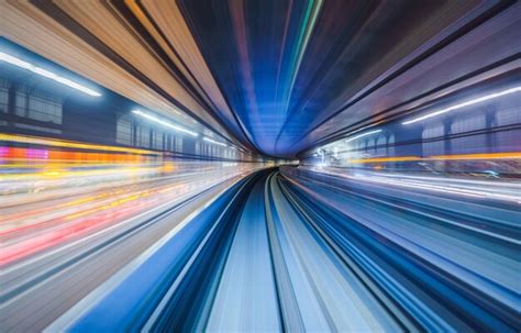 Desfoque de movimento do trem movendo se dentro do túnel em tóquio