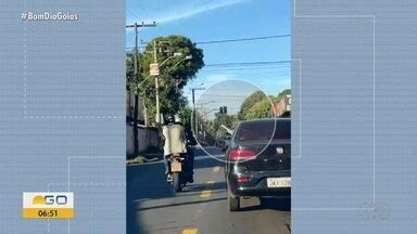 Bom Dia GO Motorista é flagrado transportando uma escada no banco