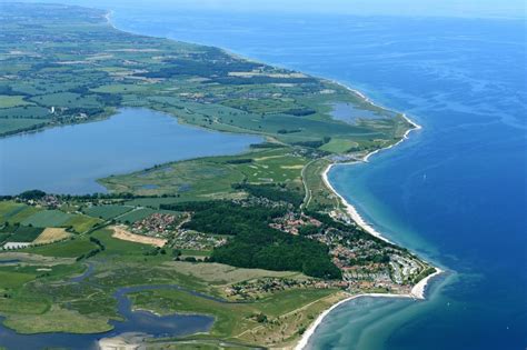 Luftaufnahme Hohwacht Meeres Küste der Ostsee in Hohwacht im