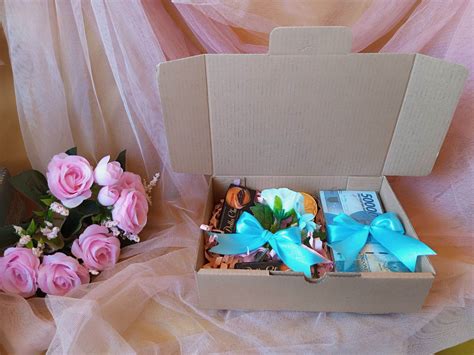 Kado Hampers Isi Bunga Cokelat Dan Cash 50 An Free Kartu Ucapan