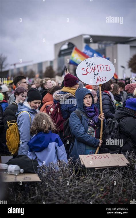 Menschen Versammeln Sich Um Den Bundestag In Berlin Um Eine