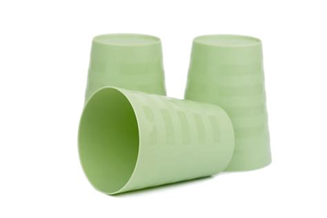 Los tres vasos de plástico verde Foto Premium